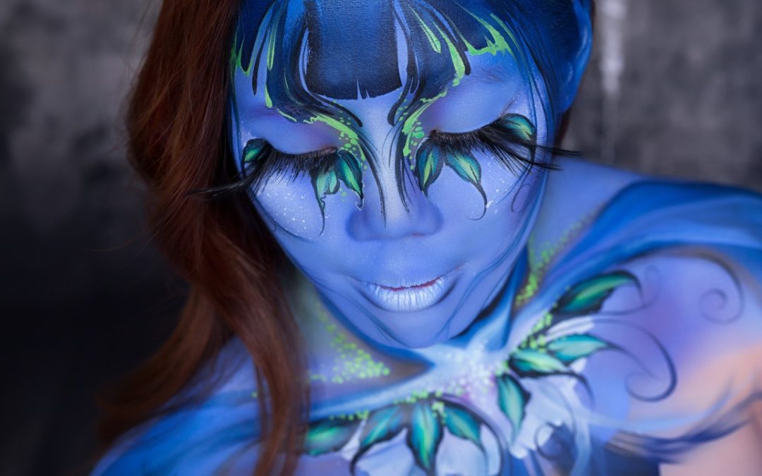Bodypaint-Weltmeisterin schminkt Künstler in Boltenhagen
