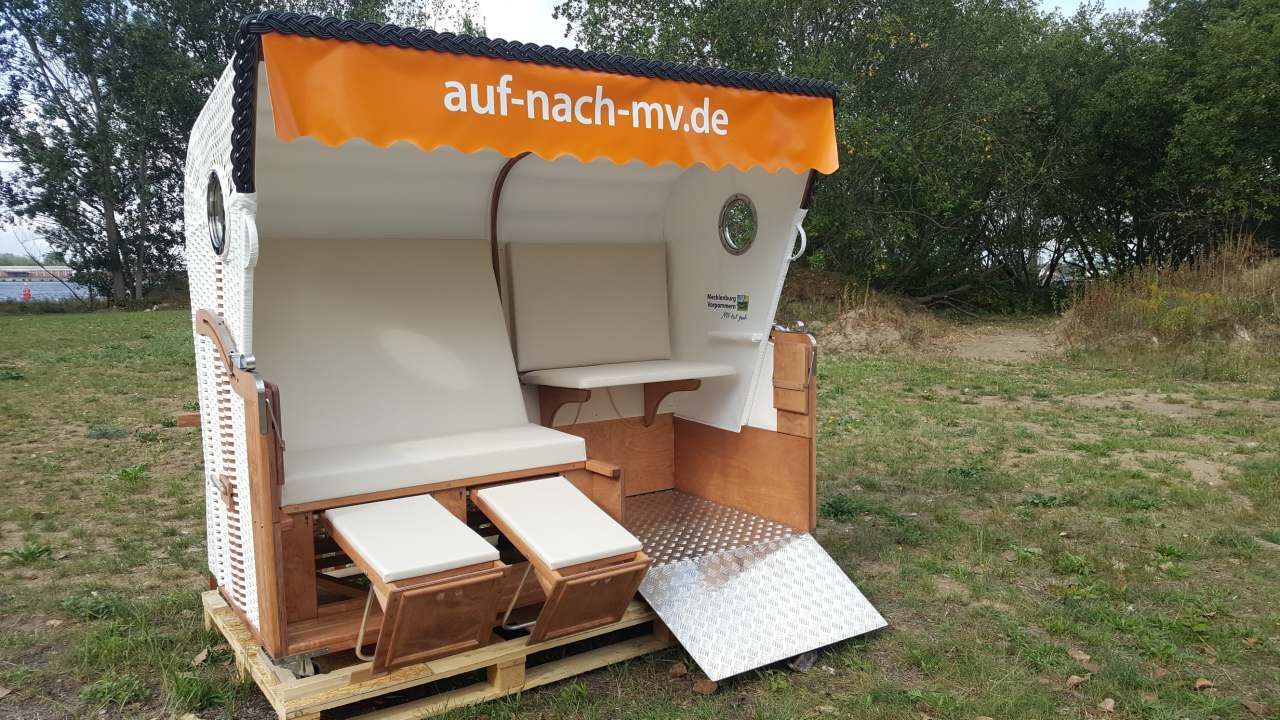 Erster barrierefreier Strandkorb an Mecklenburgischer Ostseeküste